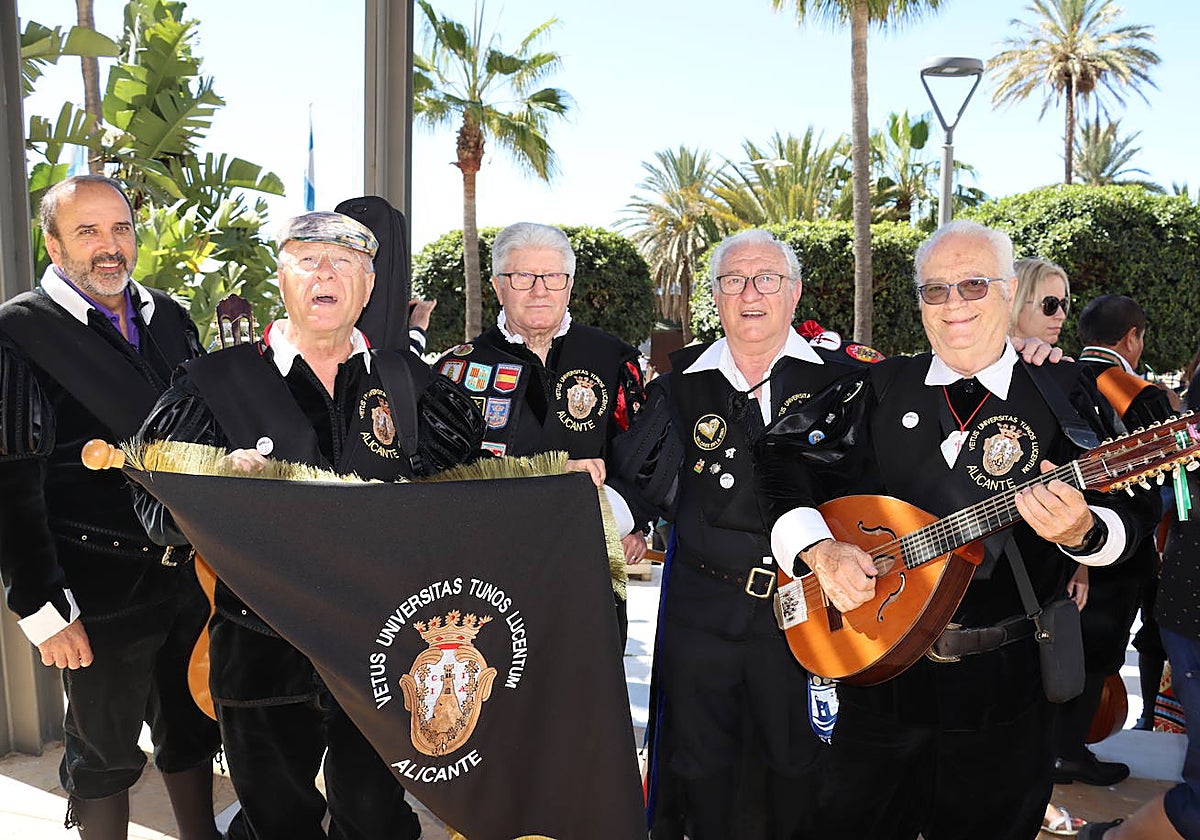 Los tunos entonan Clavelito en una Marbella desconcertada | Diario Sur
